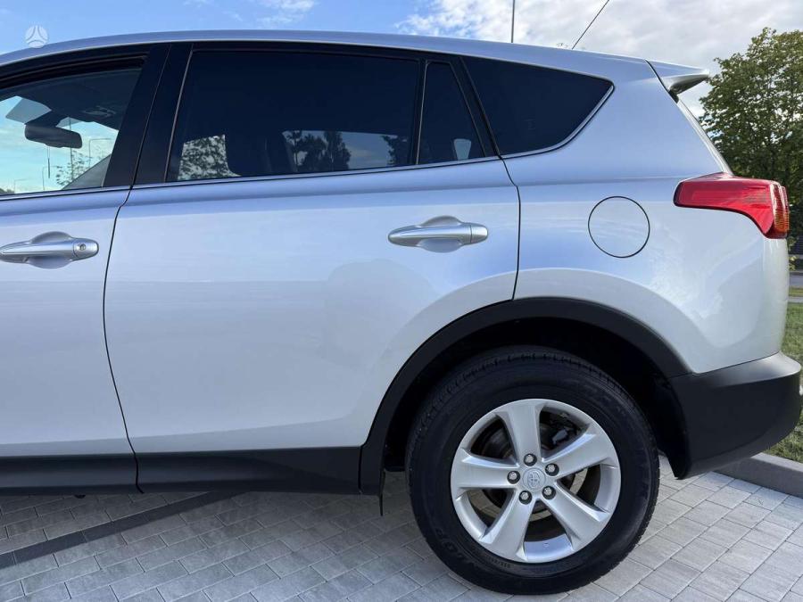 Grey Toyota RAV4 2014 in Siauliai, with an engine capacity of 2.00 L and mileage of 98 thousand km for 14950 €, photo 15 on AUTOMOTO.COM.LV