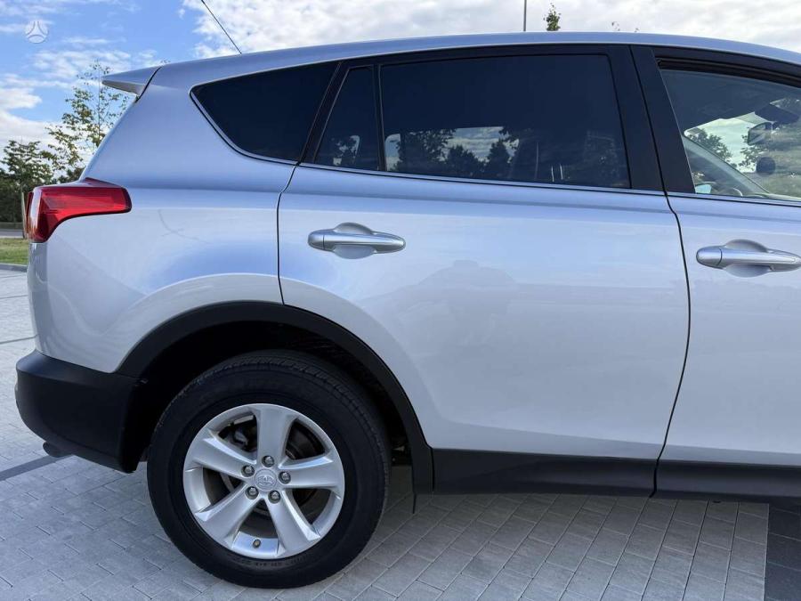 Grey Toyota RAV4 2014 in Siauliai, with an engine capacity of 2.00 L and mileage of 98 thousand km for 14950 €, photo 16 on AUTOMOTO.COM.LV