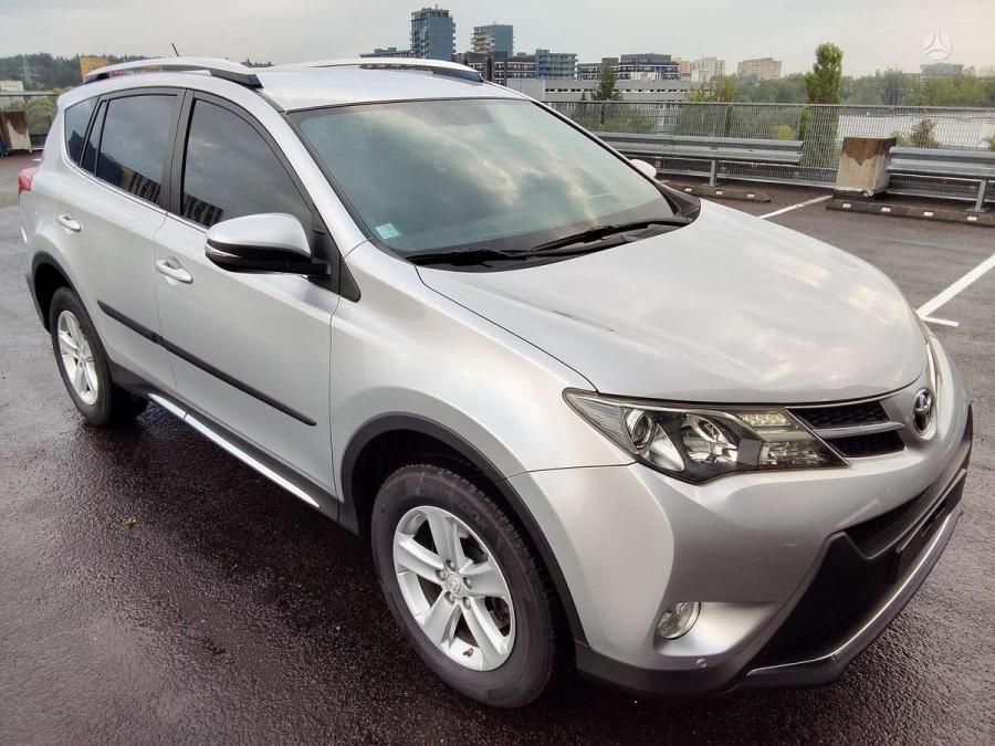 Grey Toyota RAV4 2014 in Vilnius, with an engine capacity of 2.00 L and mileage of 228 thousand km for 9350 €, photo 1 on AUTOMOTO.COM.LV