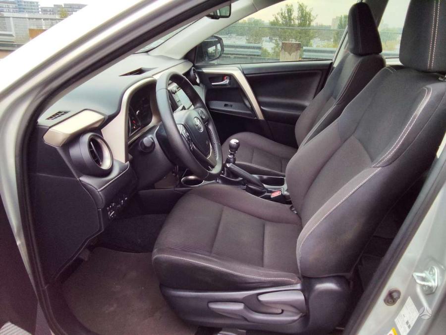 Grey Toyota RAV4 2014 in Vilnius, with an engine capacity of 2.00 L and mileage of 228 thousand km for 9350 €, photo 15 on AUTOMOTO.COM.LV