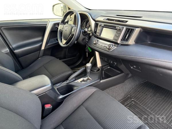 Grey Toyota RAV4 2014 in Riga, with an engine capacity of 2.00 L and mileage of 97 thousand km for 14990 €, photo 7 on AUTOMOTO.COM.LV