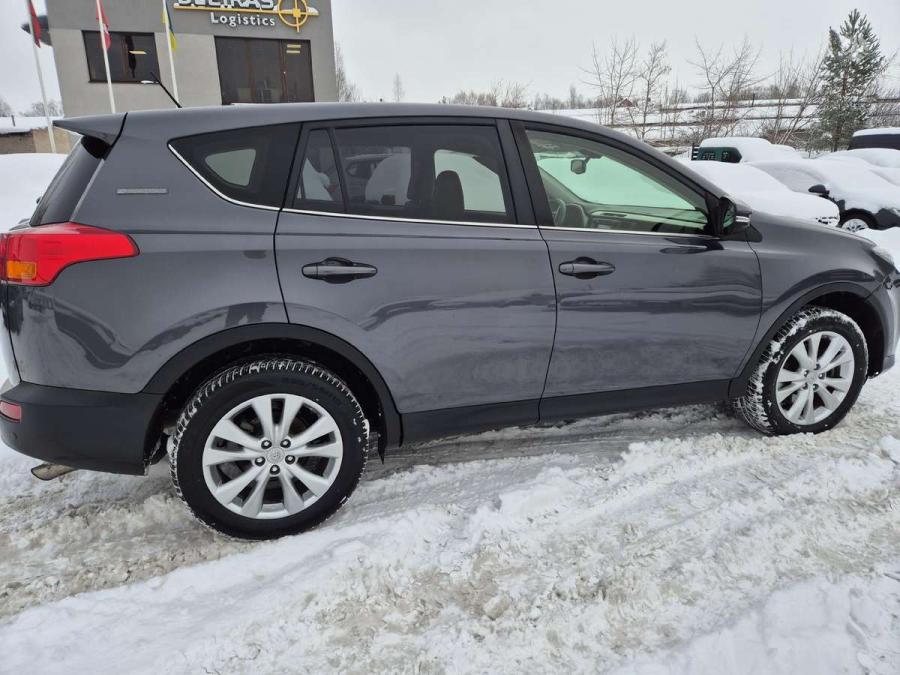 Grey Toyota RAV4 2015 in Utena, with an engine capacity of 2.00 L and mileage of 183 thousand km for 12350 €, photo 1 on AUTOMOTO.COM.LV