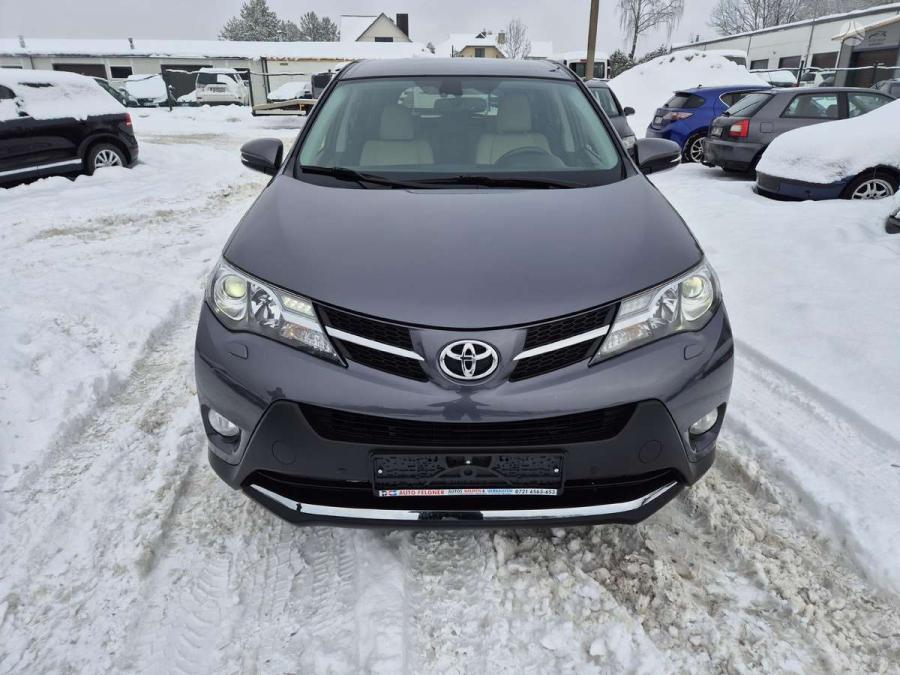 Grey Toyota RAV4 2015 in Utena, with an engine capacity of 2.00 L and mileage of 183 thousand km for 12350 €, photo 3 on AUTOMOTO.COM.LV