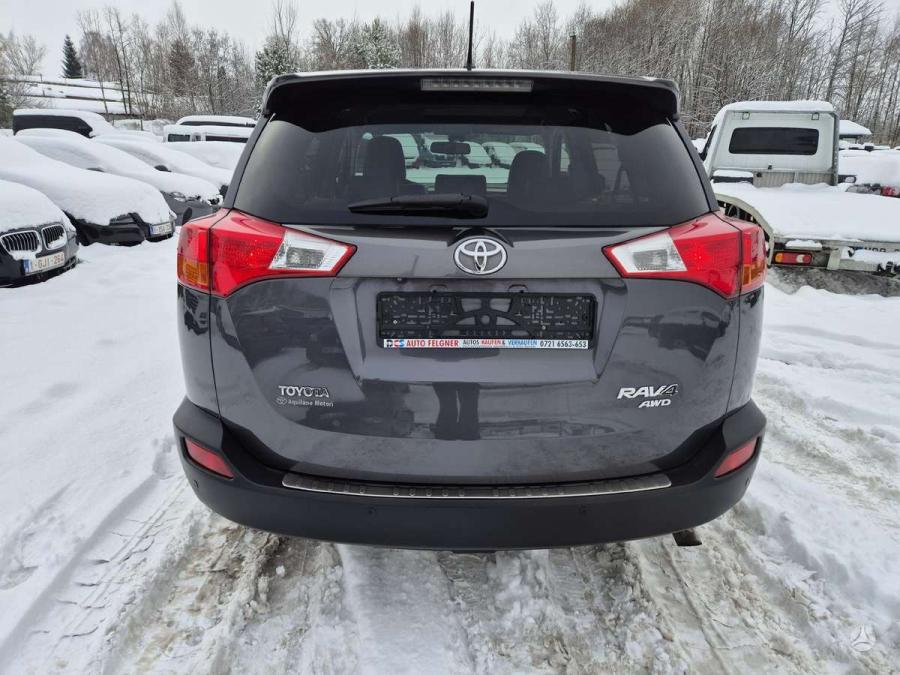 Grey Toyota RAV4 2015 in Utena, with an engine capacity of 2.00 L and mileage of 183 thousand km for 12350 €, photo 5 on AUTOMOTO.COM.LV