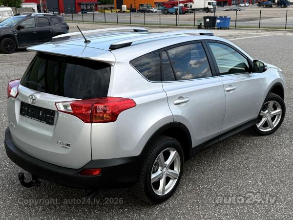Grey Toyota RAV4 2015 in Tartu, with an engine capacity of 2.20 L and mileage of 190 thousand km for 12999 €, photo 4 on AUTOMOTO.COM.LV