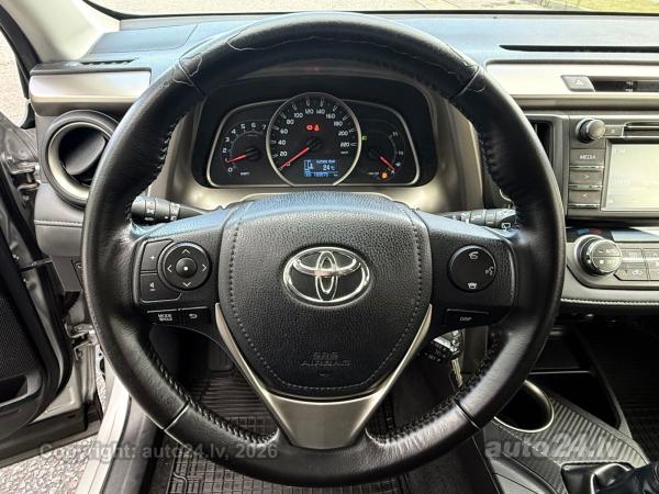 Grey Toyota RAV4 2015 in Tartu, with an engine capacity of 2.20 L and mileage of 190 thousand km for 12999 €, photo 6 on AUTOMOTO.COM.LV