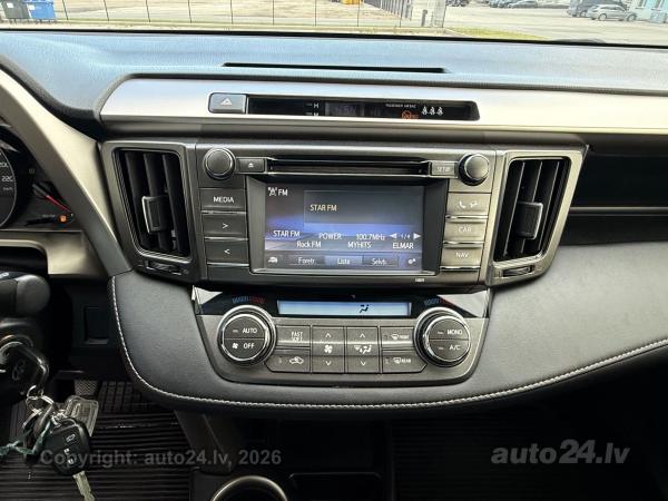 Grey Toyota RAV4 2015 in Tartu, with an engine capacity of 2.20 L and mileage of 190 thousand km for 12999 €, photo 9 on AUTOMOTO.COM.LV