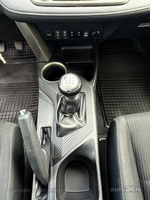 Grey Toyota RAV4 2015 in Tartu, with an engine capacity of 2.20 L and mileage of 190 thousand km for 12999 €, photo 10 on AUTOMOTO.COM.LV