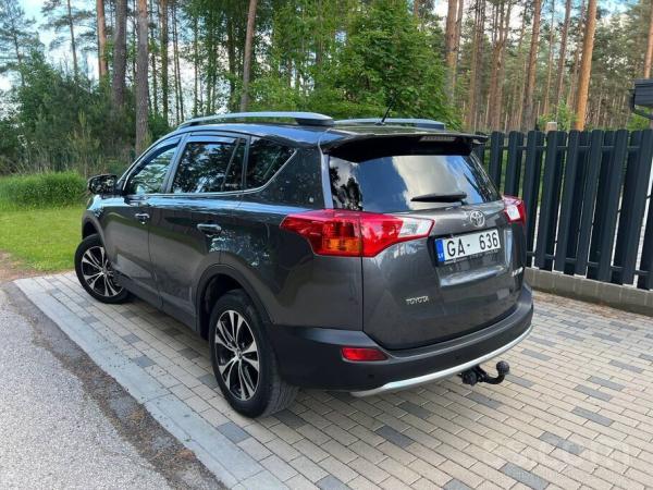 Grey Toyota RAV4 2015 in Riga, with an engine capacity of 2.00 L and mileage of 178 thousand km for 11799 €, photo 2 on AUTOMOTO.COM.LV