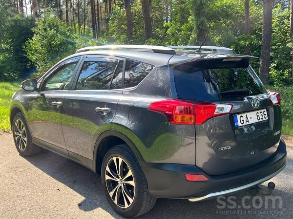 Grey Toyota RAV4 2015 in Riga, with an engine capacity of 2.00 L and mileage of 178 thousand km for 11799 €, photo 4 on AUTOMOTO.COM.LV