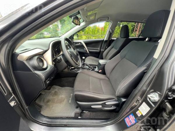Grey Toyota RAV4 2015 in Riga, with an engine capacity of 2.00 L and mileage of 178 thousand km for 11799 €, photo 7 on AUTOMOTO.COM.LV