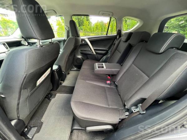 Grey Toyota RAV4 2015 in Riga, with an engine capacity of 2.00 L and mileage of 178 thousand km for 11799 €, photo 9 on AUTOMOTO.COM.LV