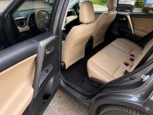 Pelēks Toyota RAV4 2015 Vievis, ar dzinēja tilpumu 1.99 L un nobraukumu 185 tūkst. km par 10900 €, foto 12 vietnē AUTOMOTO.COM.LV