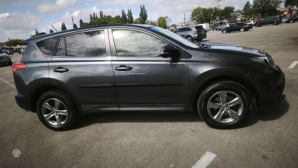 Grey Toyota RAV4 2015 in Klaipeda, with an engine capacity of 2.00 L and mileage of 275 thousand km for 10850 €, photo 5 on AUTOMOTO.COM.LV