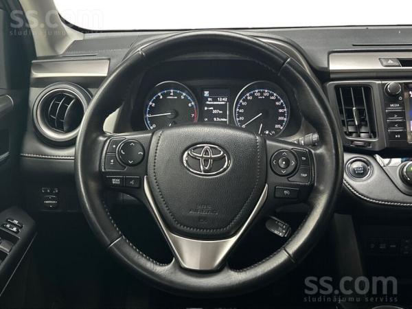 Grey Toyota RAV4 2016 in Riga, with an engine capacity of 2.00 L and mileage of 203 thousand km for 16990 €, photo 11 on AUTOMOTO.COM.LV