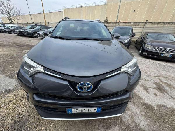 Grey Toyota RAV4 2016 in Kaunas, with an engine capacity of 2.49 L and mileage of 269 thousand km for 15700 €, photo 1 on AUTOMOTO.COM.LV