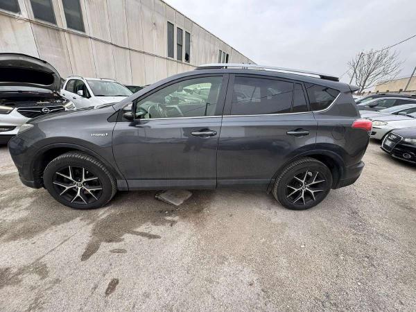 Grey Toyota RAV4 2016 in Kaunas, with an engine capacity of 2.49 L and mileage of 269 thousand km for 15700 €, photo 2 on AUTOMOTO.COM.LV