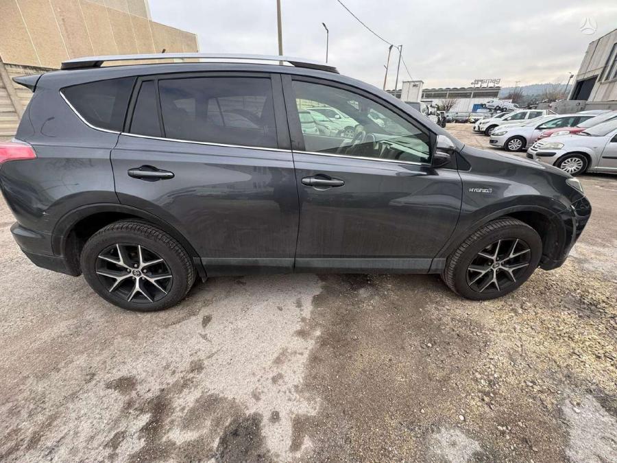 Pelēks Toyota RAV4 2016 Kauņa, ar dzinēja tilpumu 2.49 L un nobraukumu 269 tūkst. km par 15700 €, foto 3 vietnē AUTOMOTO.COM.LV