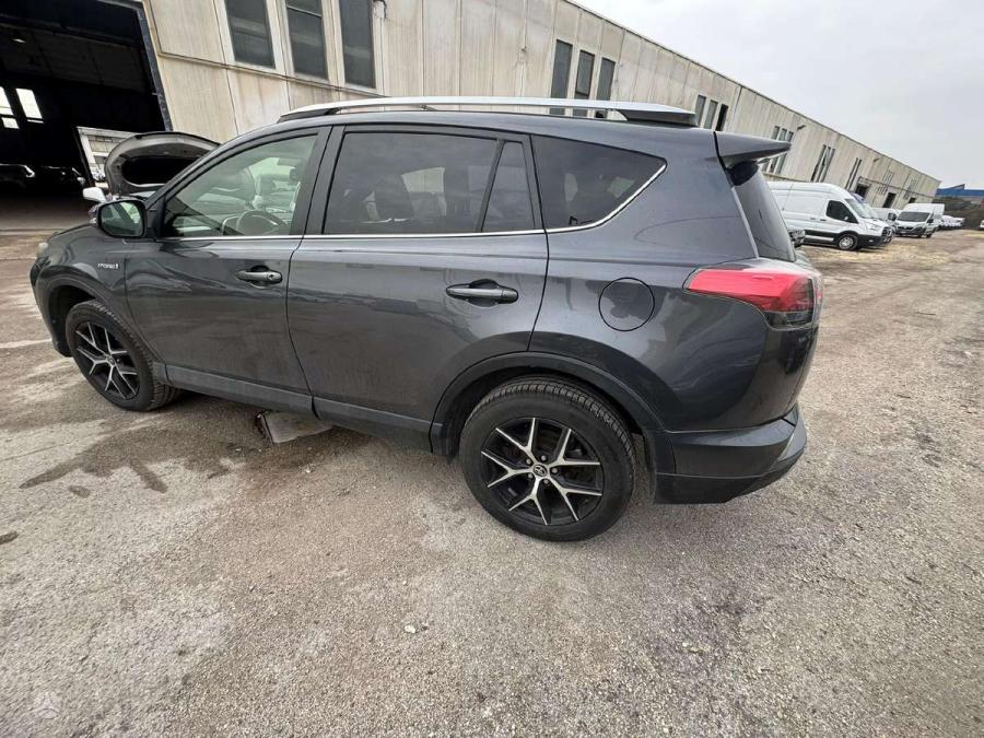 Pelēks Toyota RAV4 2016 Kauņa, ar dzinēja tilpumu 2.49 L un nobraukumu 269 tūkst. km par 15700 €, foto 5 vietnē AUTOMOTO.COM.LV