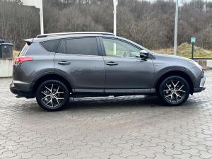 Pelēks Toyota RAV4 2016 Viļņa, ar dzinēja tilpumu 2.49 L un nobraukumu 232 tūkst. km par 16300 €, foto  vietnē AUTOMOTO.COM.LV