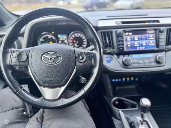 Pelēks Toyota RAV4 2016 Viļņa, ar dzinēja tilpumu 2.49 L un nobraukumu 232 tūkst. km par 16300 €, foto 5 vietnē AUTOMOTO.COM.LV