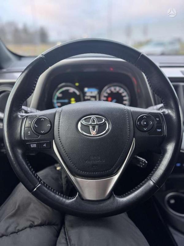 Pelēks Toyota RAV4 2016 Viļņa, ar dzinēja tilpumu 2.49 L un nobraukumu 232 tūkst. km par 16300 €, foto 7 vietnē AUTOMOTO.COM.LV