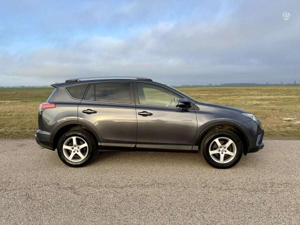 Grey Toyota RAV4 2016 in Vilkaviskis, with an engine capacity of 2.00 L and mileage of 258 thousand km for 12600 €, photo 6 on AUTOMOTO.COM.LV