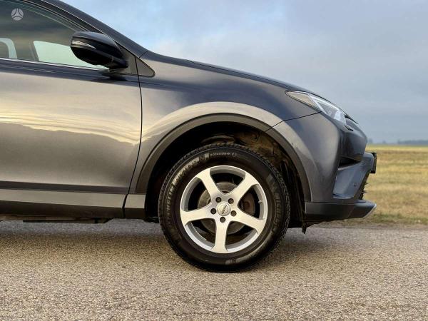 Grey Toyota RAV4 2016 in Vilkaviskis, with an engine capacity of 2.00 L and mileage of 258 thousand km for 12600 €, photo 7 on AUTOMOTO.COM.LV