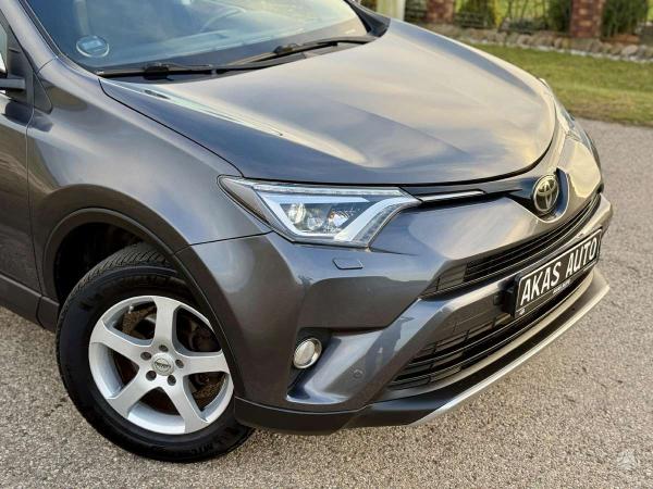 Grey Toyota RAV4 2016 in Vilkaviskis, with an engine capacity of 2.00 L and mileage of 258 thousand km for 12600 €, photo 8 on AUTOMOTO.COM.LV