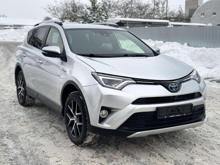 Grey Toyota RAV4 2016 in Telschi, with an engine capacity of 2.49 L and mileage of 225 thousand km for 15800 €, photo 1 on AUTOMOTO.COM.LV