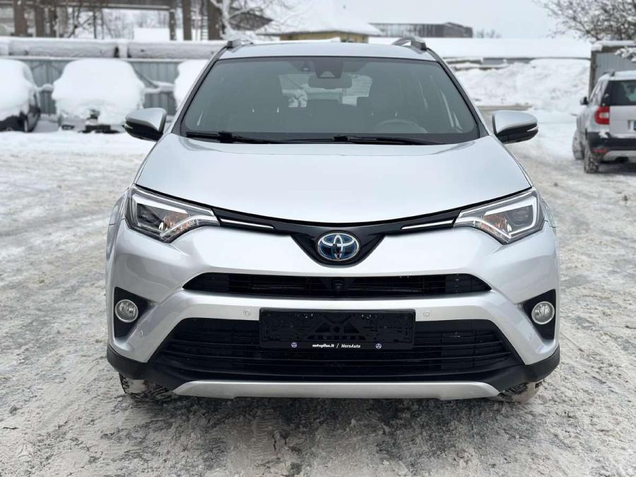 Grey Toyota RAV4 2016 in Telschi, with an engine capacity of 2.49 L and mileage of 225 thousand km for 15800 €, photo 2 on AUTOMOTO.COM.LV