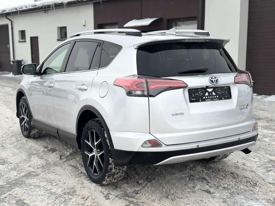 Grey Toyota RAV4 2016 in Telschi, with an engine capacity of 2.49 L and mileage of 225 thousand km for 15800 €, photo 5 on AUTOMOTO.COM.LV