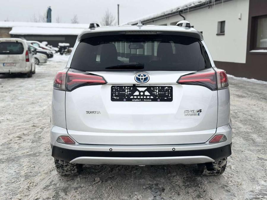 Grey Toyota RAV4 2016 in Telschi, with an engine capacity of 2.49 L and mileage of 225 thousand km for 15800 €, photo 6 on AUTOMOTO.COM.LV