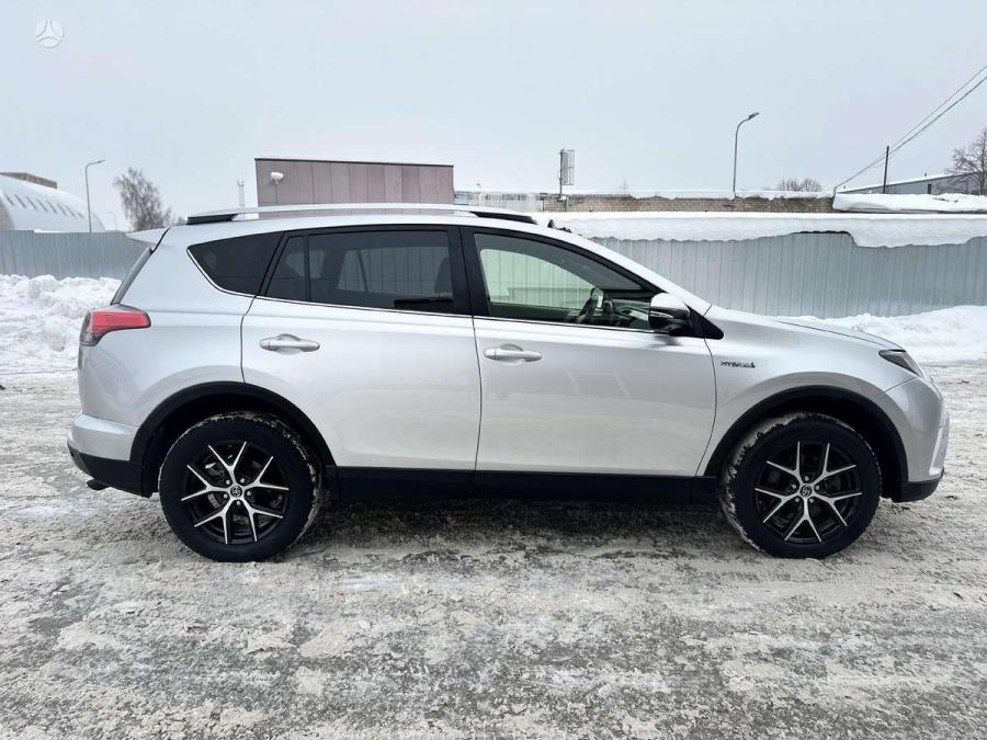 Grey Toyota RAV4 2016 in Telschi, with an engine capacity of 2.49 L and mileage of 225 thousand km for 15800 €, photo 8 on AUTOMOTO.COM.LV