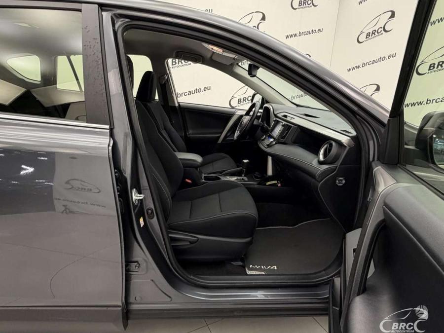 Grey Toyota RAV4 2016 in Vilnius, with an engine capacity of 2.49 L and mileage of 192 thousand km for 15500 €, photo 5 on AUTOMOTO.COM.LV