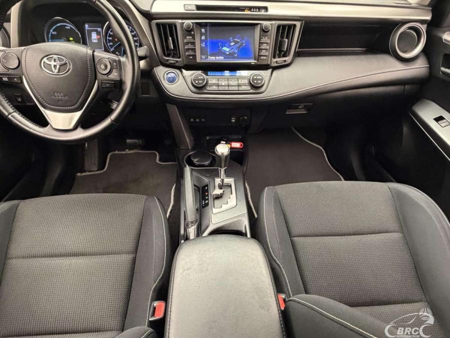 Grey Toyota RAV4 2016 in Vilnius, with an engine capacity of 2.49 L and mileage of 192 thousand km for 15500 €, photo 19 on AUTOMOTO.COM.LV