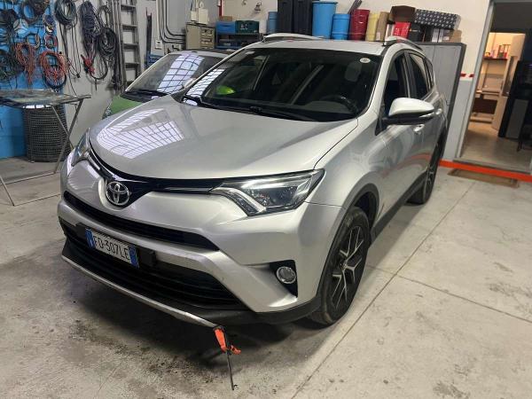 Pelēks Toyota RAV4 2016 Panevēža, ar dzinēja tilpumu 2.00 L un nobraukumu 211 tūkst. km par 8200 €, foto 1 vietnē AUTOMOTO.COM.LV