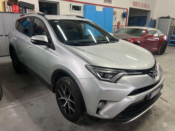 Pelēks Toyota RAV4 2016 Panevēža, ar dzinēja tilpumu 2.00 L un nobraukumu 211 tūkst. km par 8200 €, foto 2 vietnē AUTOMOTO.COM.LV