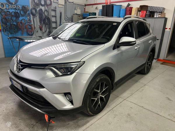 Pelēks Toyota RAV4 2016 Panevēža, ar dzinēja tilpumu 2.00 L un nobraukumu 211 tūkst. km par 8200 €, foto 3 vietnē AUTOMOTO.COM.LV