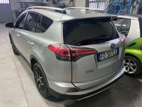 Pelēks Toyota RAV4 2016 Panevēža, ar dzinēja tilpumu 2.00 L un nobraukumu 211 tūkst. km par 8200 €, foto 4 vietnē AUTOMOTO.COM.LV