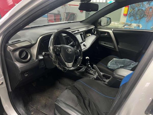 Pelēks Toyota RAV4 2016 Panevēža, ar dzinēja tilpumu 2.00 L un nobraukumu 211 tūkst. km par 8200 €, foto 6 vietnē AUTOMOTO.COM.LV
