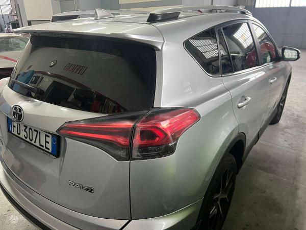 Pelēks Toyota RAV4 2016 Panevēža, ar dzinēja tilpumu 2.00 L un nobraukumu 211 tūkst. km par 8200 €, foto 8 vietnē AUTOMOTO.COM.LV