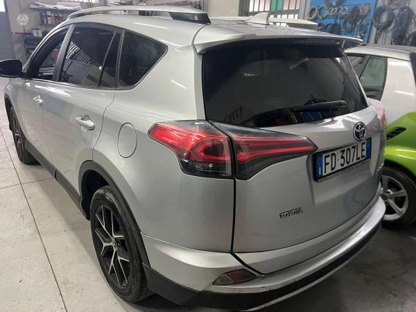 Pelēks Toyota RAV4 2016 Panevēža, ar dzinēja tilpumu 2.00 L un nobraukumu 211 tūkst. km par 8200 €, foto 9 vietnē AUTOMOTO.COM.LV