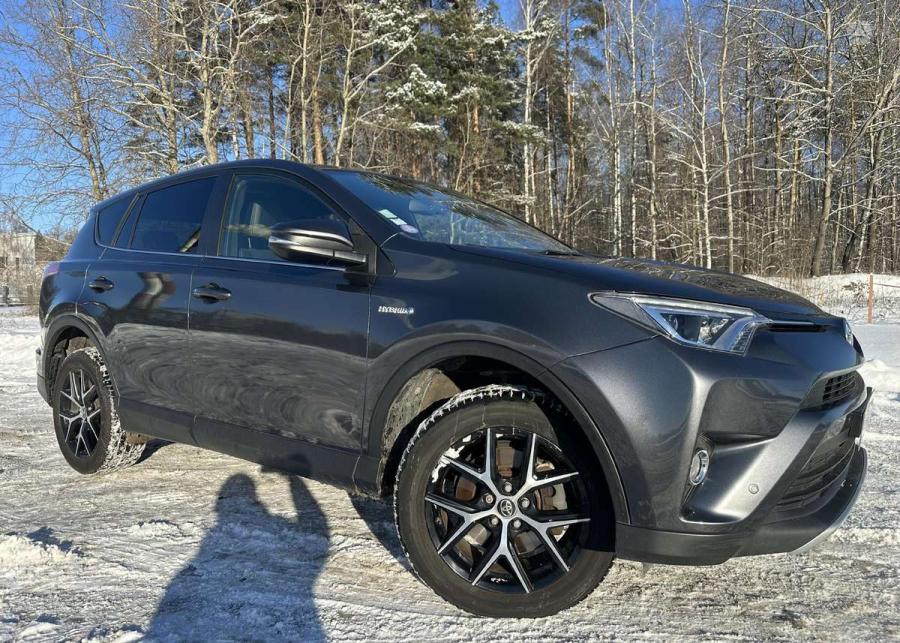 Pelēks Toyota RAV4 2016 Kauņa, ar dzinēja tilpumu 2.49 L un nobraukumu 165 tūkst. km par 17600 €, foto 2 vietnē AUTOMOTO.COM.LV