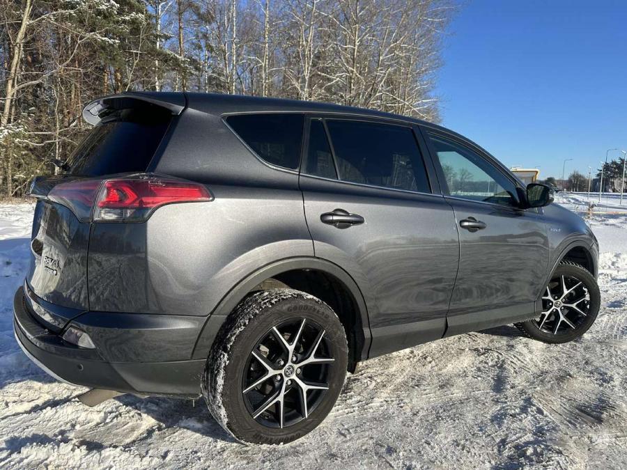 Pelēks Toyota RAV4 2016 Kauņa, ar dzinēja tilpumu 2.49 L un nobraukumu 165 tūkst. km par 17600 €, foto 4 vietnē AUTOMOTO.COM.LV