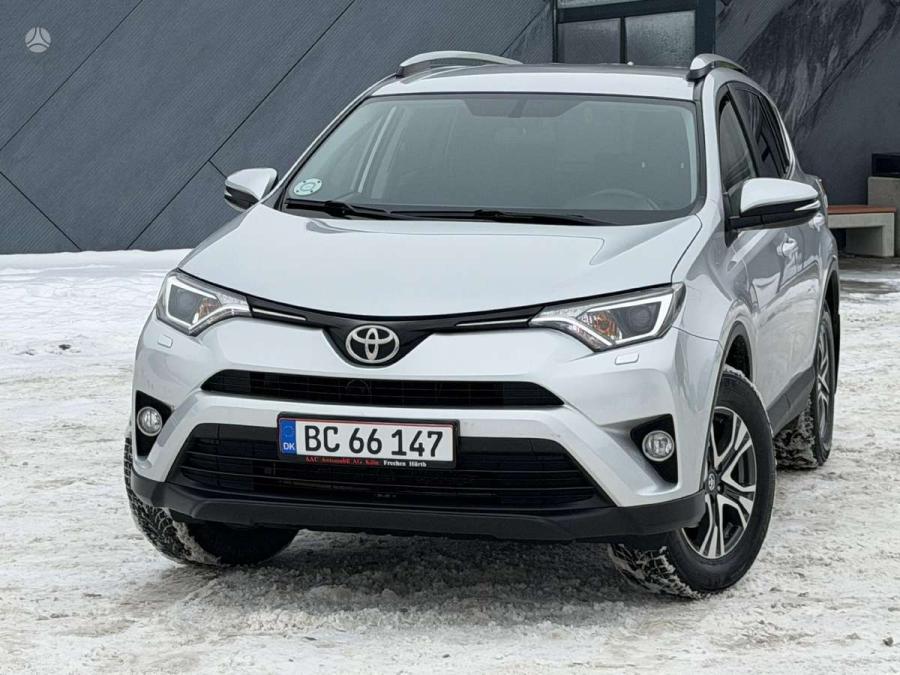 Grey Toyota RAV4 2016 in Jonava, with an engine capacity of 2.00 L and mileage of 237 thousand km for 11990 €, photo 1 on AUTOMOTO.COM.LV