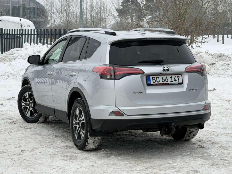 Grey Toyota RAV4 2016 in Jonava, with an engine capacity of 2.00 L and mileage of 237 thousand km for 11990 €, photo 5 on AUTOMOTO.COM.LV