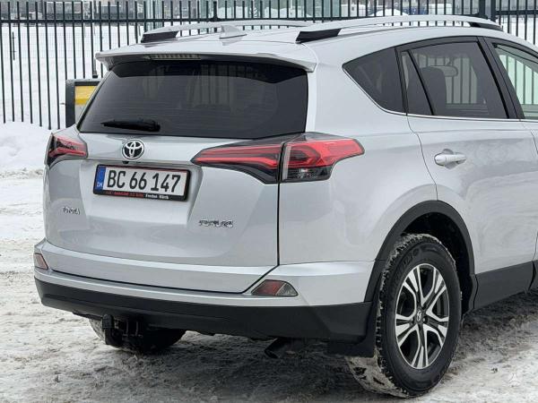 Pelēks Toyota RAV4 2016 Jonava, ar dzinēja tilpumu 2.00 L un nobraukumu 237 tūkst. km par 11990 €, foto 8 vietnē AUTOMOTO.COM.LV