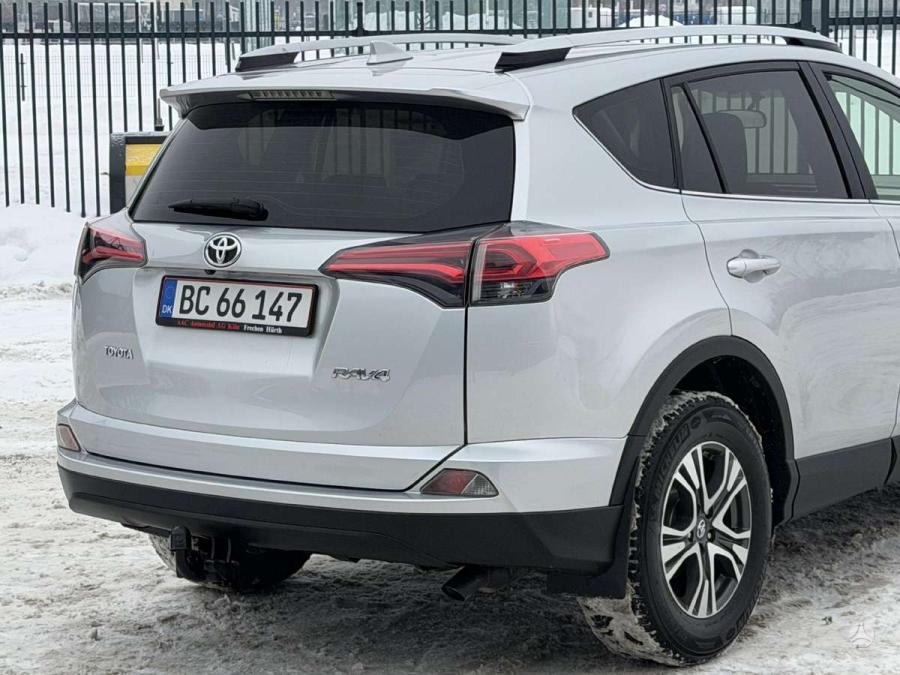Grey Toyota RAV4 2016 in Jonava, with an engine capacity of 2.00 L and mileage of 237 thousand km for 11990 €, photo 8 on AUTOMOTO.COM.LV