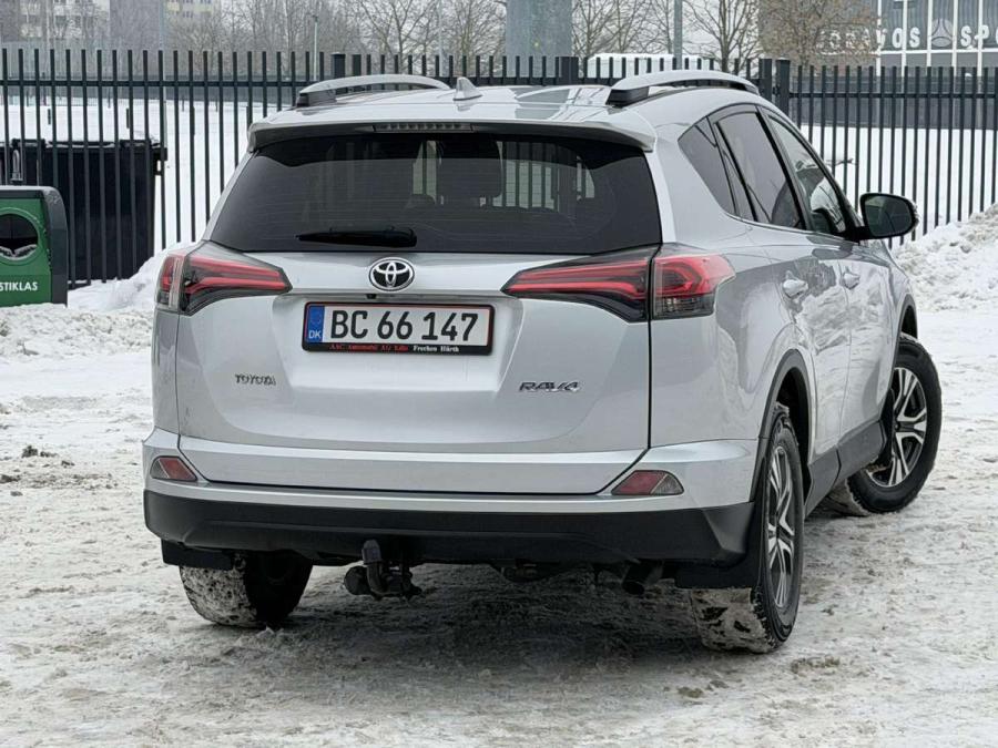 Grey Toyota RAV4 2016 in Jonava, with an engine capacity of 2.00 L and mileage of 237 thousand km for 11990 €, photo 9 on AUTOMOTO.COM.LV